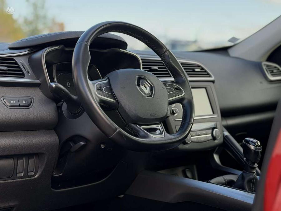Red Renault Kadjar 2016 in Taurage, with an engine capacity of 1.20 L and mileage of 96 thousand km for 7400 €, photo 47 on AUTOMOTO.COM.LV