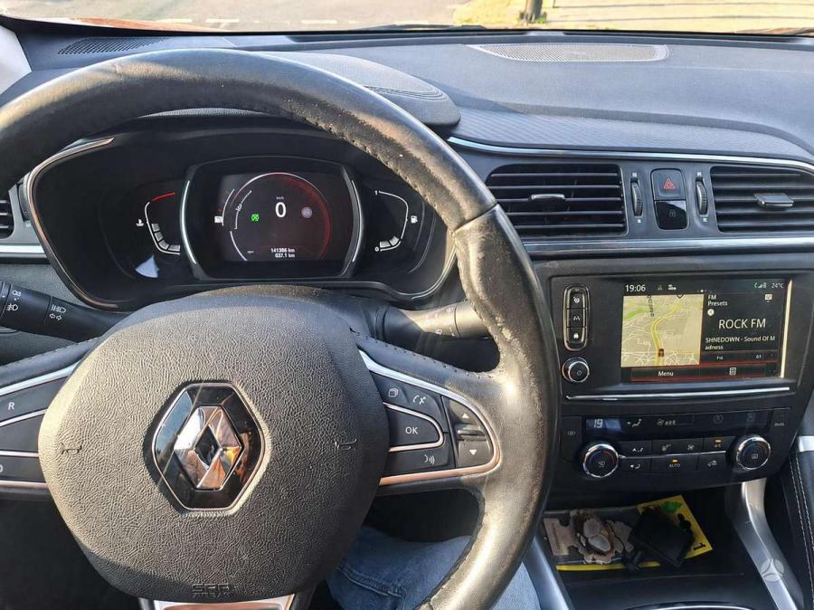 Red Renault Kadjar 2017 in Vilnius, with an engine capacity of 1.20 L and mileage of 141 thousand km for 10000 €, photo 4 on AUTOMOTO.COM.LV