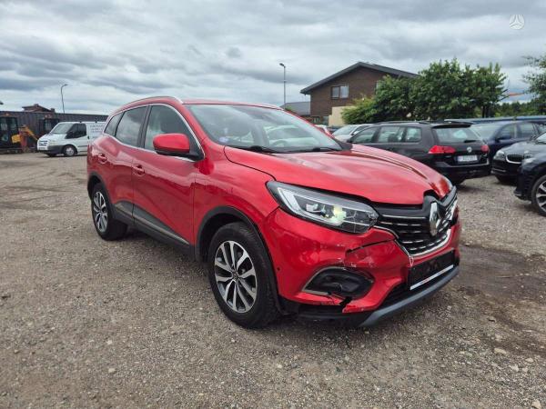 Red Renault Kadjar 2020 in Kaunas, with an engine capacity of 1.33 L and mileage of 60 thousand km for 9450 €, photo 1 on AUTOMOTO.COM.LV