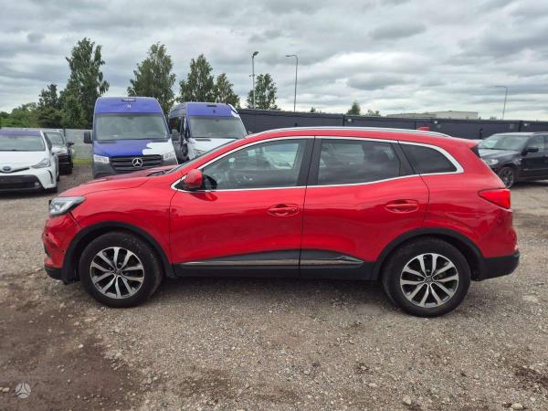Red Renault Kadjar 2020 in Kaunas, with an engine capacity of 1.33 L and mileage of 60 thousand km for 9450 €, photo 5 on AUTOMOTO.COM.LV