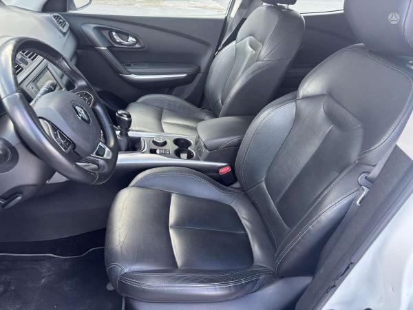 White Renault Kadjar 2015 in Taurage, with an engine capacity of 1.60 L and mileage of 200 thousand km for 7490 €, photo 10 on AUTOMOTO.COM.LV