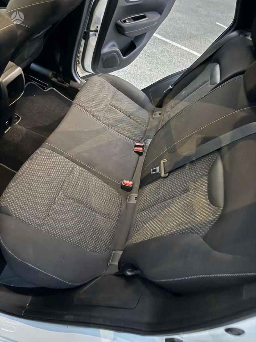White Renault Kadjar 2016 in Vilnius, with an engine capacity of 1.46 L and mileage of 252 thousand km for 10500 €, photo 11 on AUTOMOTO.COM.LV