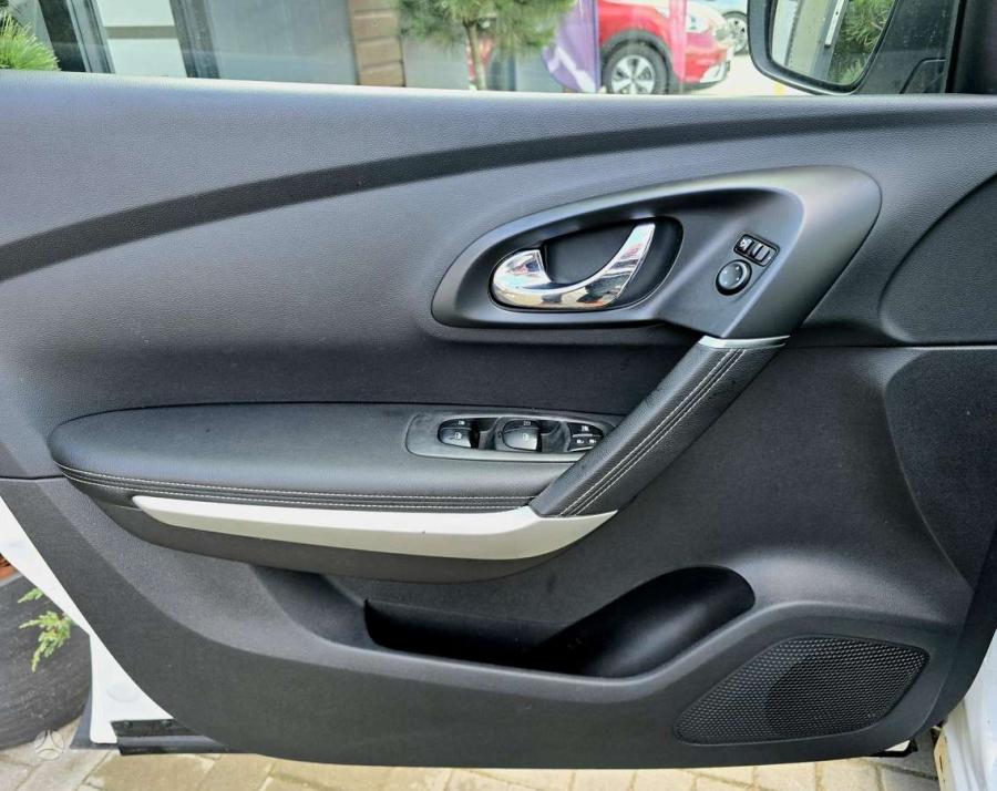 White Renault Kadjar 2016 in Taurage, with an engine capacity of 1.20 L and mileage of 172 thousand km for 6200 €, photo 29 on AUTOMOTO.COM.LV