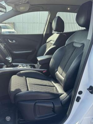 White Renault Kadjar 2020 in Taurage, with an engine capacity of 1.75 L and mileage of 246 thousand km for 8750 €, photo 13 on AUTOMOTO.COM.LV