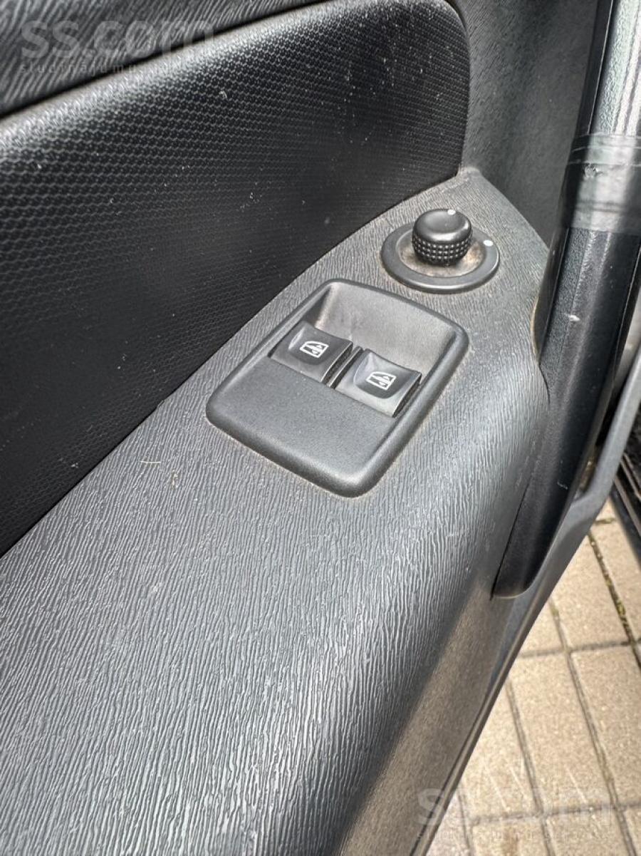Melns Renault Kangoo 2016 Rīga, ar dzinēja tilpumu 1.20 L un nobraukumu 168 tūkst. km par 2500 €, foto 8 vietnē AUTOMOTO.COM.LV
