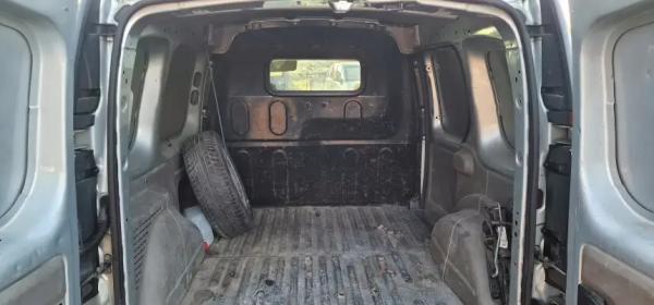 Grey Renault Kangoo 2008 in Valmiera, with an engine capacity of 1.50 L and mileage of 398 thousand km for 1650 €, photo 9 on AUTOMOTO.COM.LV