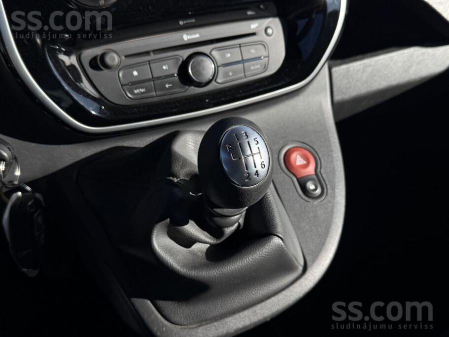 Pelēks Renault Kangoo 2015 Liepāja, ar dzinēja tilpumu 1.20 L un nobraukumu 180 tūkst. km par 6700 €, foto 24 vietnē AUTOMOTO.COM.LV