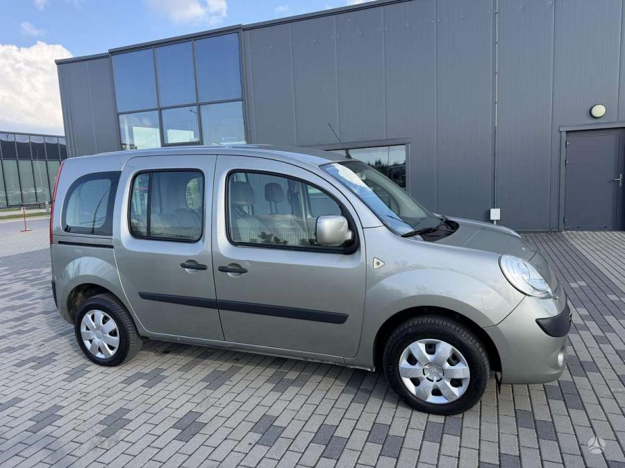Grey Renault Kangoo 2009 in Siauliai, with an engine capacity of 1.50 L and mileage of 201 thousand km for 3250 €, photo 9 on AUTOMOTO.COM.LV