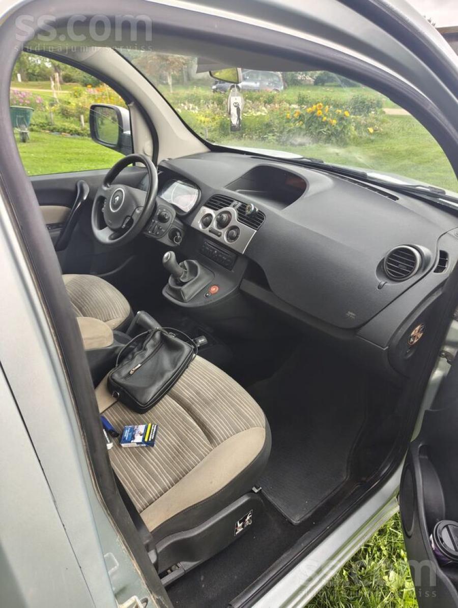 Pelēks Renault Kangoo 2011 Valmiera, ar dzinēja tilpumu 1.50 L un nobraukumu 398 tūkst. km par 2450 €, foto 1 vietnē AUTOMOTO.COM.LV