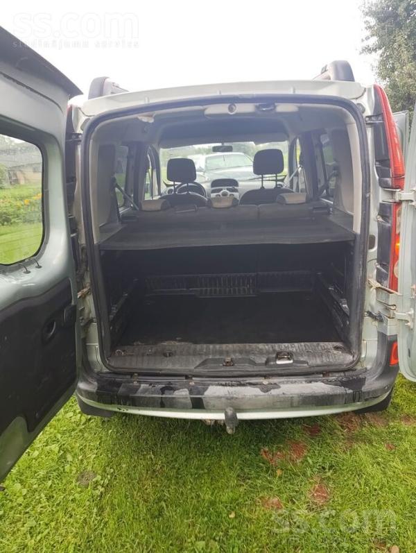 Grey Renault Kangoo 2011 in Valmiera, with an engine capacity of 1.50 L and mileage of 398 thousand km for 2450 €, photo 5 on AUTOMOTO.COM.LV