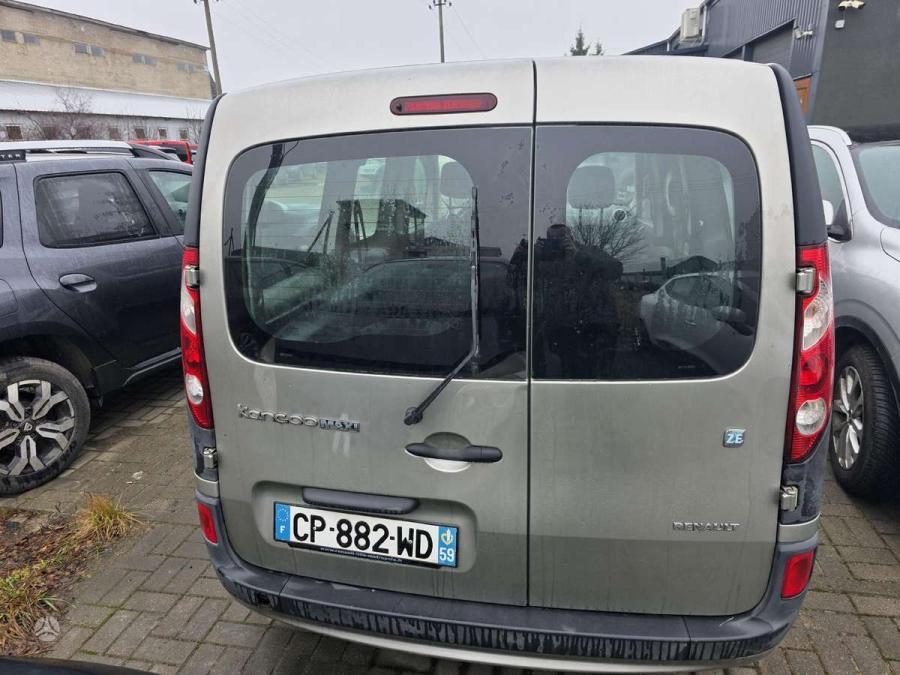 Grey Renault Kangoo 2013 in Taurage, with an engine capacity of 0.00 L and mileage of 111 thousand km for 3500 €, photo 5 on AUTOMOTO.COM.LV