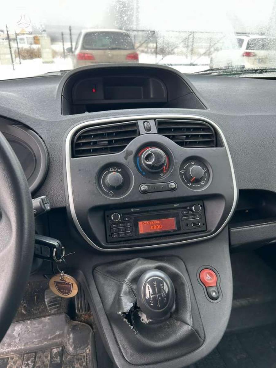Grey Renault Kangoo 2018 in Kaunas, with an engine capacity of 1.46 L and mileage of 299 thousand km for 5000 €, photo 9 on AUTOMOTO.COM.LV