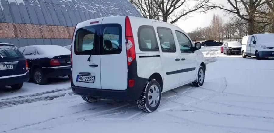 White Renault Kangoo 2008 in Valmiera, with an engine capacity of 1.60 L and mileage of 218 thousand km for 2400 €, photo 4 on AUTOMOTO.COM.LV