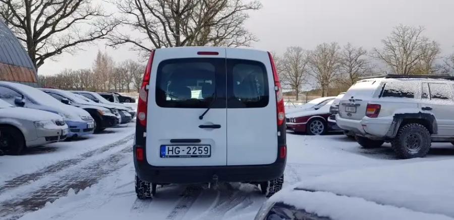 White Renault Kangoo 2008 in Valmiera, with an engine capacity of 1.60 L and mileage of 218 thousand km for 2400 €, photo 5 on AUTOMOTO.COM.LV