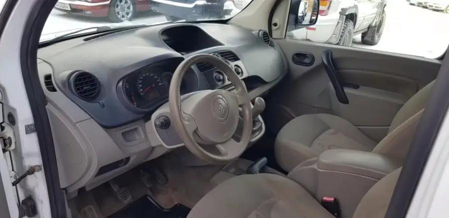 White Renault Kangoo 2008 in Valmiera, with an engine capacity of 1.60 L and mileage of 218 thousand km for 2400 €, photo 11 on AUTOMOTO.COM.LV