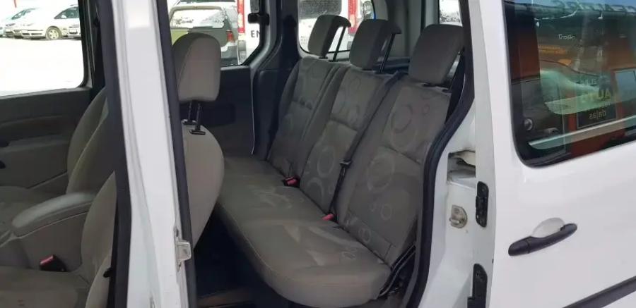 White Renault Kangoo 2008 in Valmiera, with an engine capacity of 1.60 L and mileage of 218 thousand km for 2400 €, photo 12 on AUTOMOTO.COM.LV