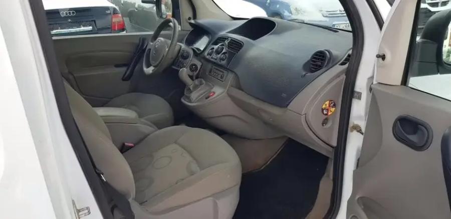 White Renault Kangoo 2008 in Valmiera, with an engine capacity of 1.60 L and mileage of 218 thousand km for 2400 €, photo 13 on AUTOMOTO.COM.LV