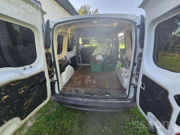 White Renault Kangoo 2010 in Riga, with an engine capacity of 1.50 L and mileage of 263 thousand km for 2500 €, photo 5 on AUTOMOTO.COM.LV