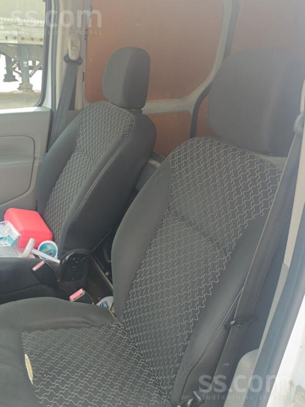 Balts Renault Kangoo 2011 Rīga, ar dzinēja tilpumu 1.50 L un nobraukumu 324 tūkst. km par 2000 €, foto 7 vietnē AUTOMOTO.COM.LV
