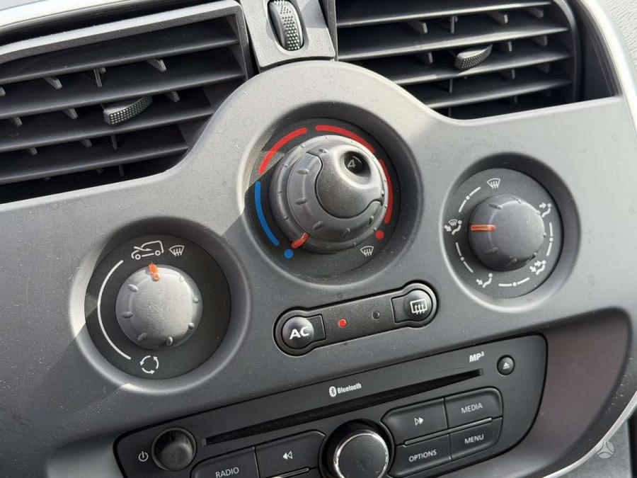Balts Renault Kangoo 2014 Tauragė, ar dzinēja tilpumu 1.46 L un nobraukumu 200 tūkst. km par 5300 €, foto 28 vietnē AUTOMOTO.COM.LV