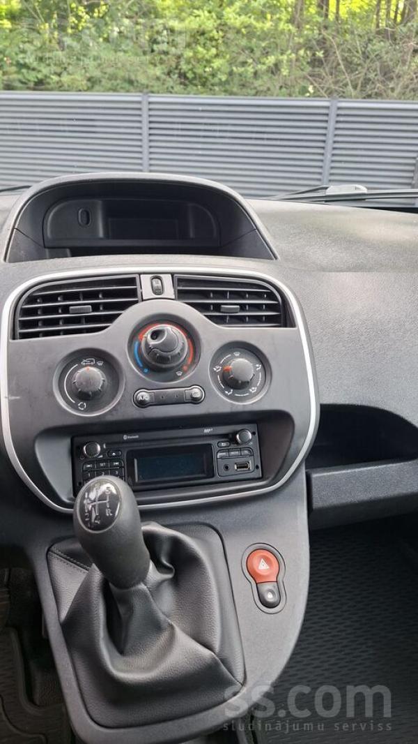 White Renault Kangoo 2016 in Riga, with an engine capacity of 1.50 L and mileage of 154 thousand km for 3990 €, photo 9 on AUTOMOTO.COM.LV