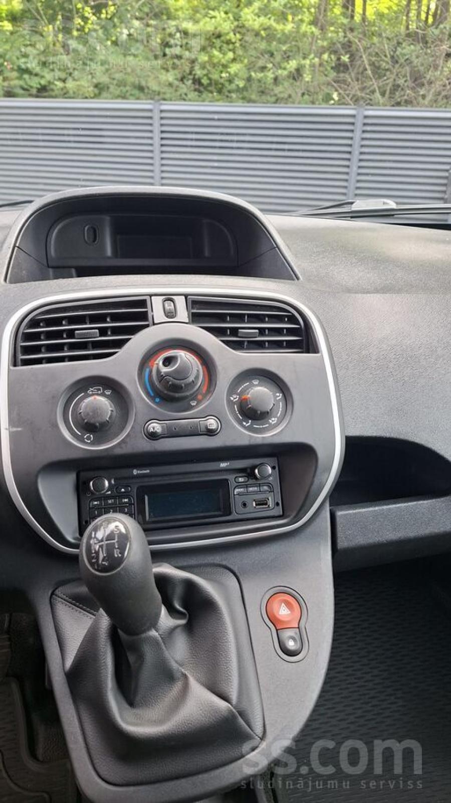 White Renault Kangoo 2016 in Riga, with an engine capacity of 1.50 L and mileage of 154 thousand km for 3990 €, photo 10 on AUTOMOTO.COM.LV