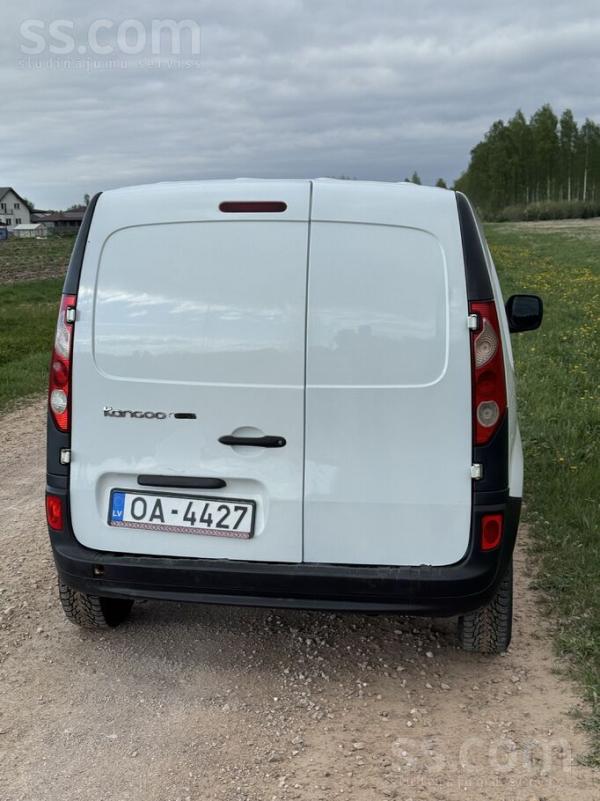 White Renault Kangoo 2012 in Riga, with an engine capacity of 1.50 L and mileage of 286 thousand km for 1600 €, photo 4 on AUTOMOTO.COM.LV