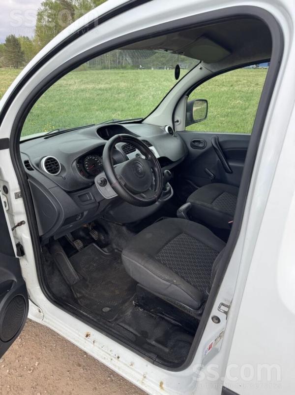 White Renault Kangoo 2012 in Riga, with an engine capacity of 1.50 L and mileage of 286 thousand km for 1600 €, photo 5 on AUTOMOTO.COM.LV