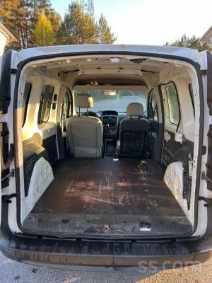 White Renault Kangoo 2013 in Riga, with an engine capacity of 1.50 L and mileage of 259 thousand km for 3300 €, photo 8 on AUTOMOTO.COM.LV