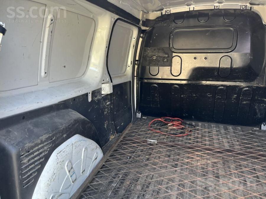 White Renault Kangoo 2016 in Jekabpils, with an engine capacity of 1.50 L and mileage of 28 thousand km for 5450 €, photo 8 on AUTOMOTO.COM.LV
