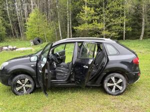 Black Renault Koleos 2008 in Riga, with an engine capacity of 2.50 L and mileage of 350 thousand km for 1900 €, photo 4 on AUTOMOTO.COM.LV