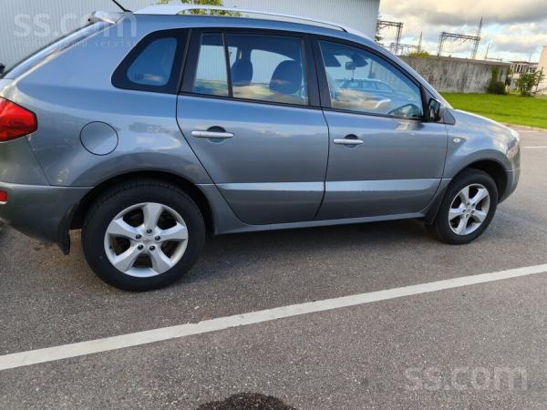 Grey Renault Koleos 2009 in Daugavpils, with an engine capacity of 2.50 L and mileage of 251 thousand km for 3400 €, photo 1 on AUTOMOTO.COM.LV