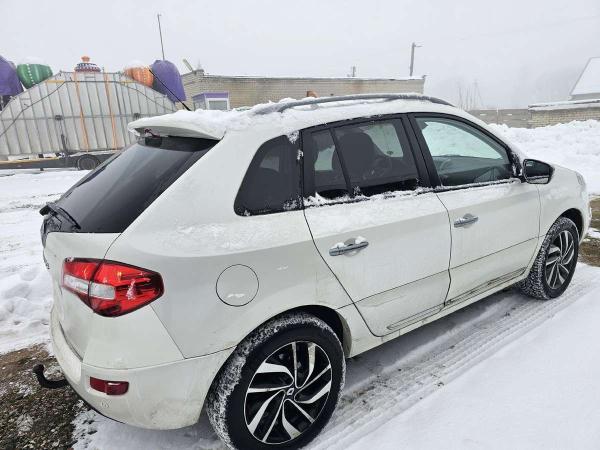White Renault Koleos 2015 in Taurage, with an engine capacity of 2.00 L and mileage of 300 thousand km for 4900 €, photo 8 on AUTOMOTO.COM.LV
