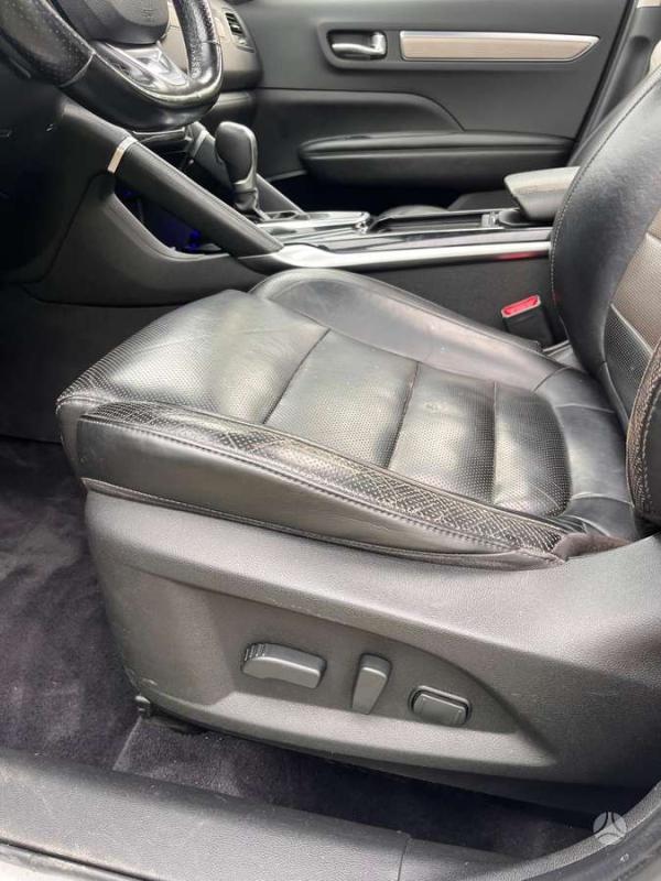 White Renault Koleos 2018 in Taurage, with an engine capacity of 2.00 L and mileage of 292 thousand km for 5900 €, photo 8 on AUTOMOTO.COM.LV
