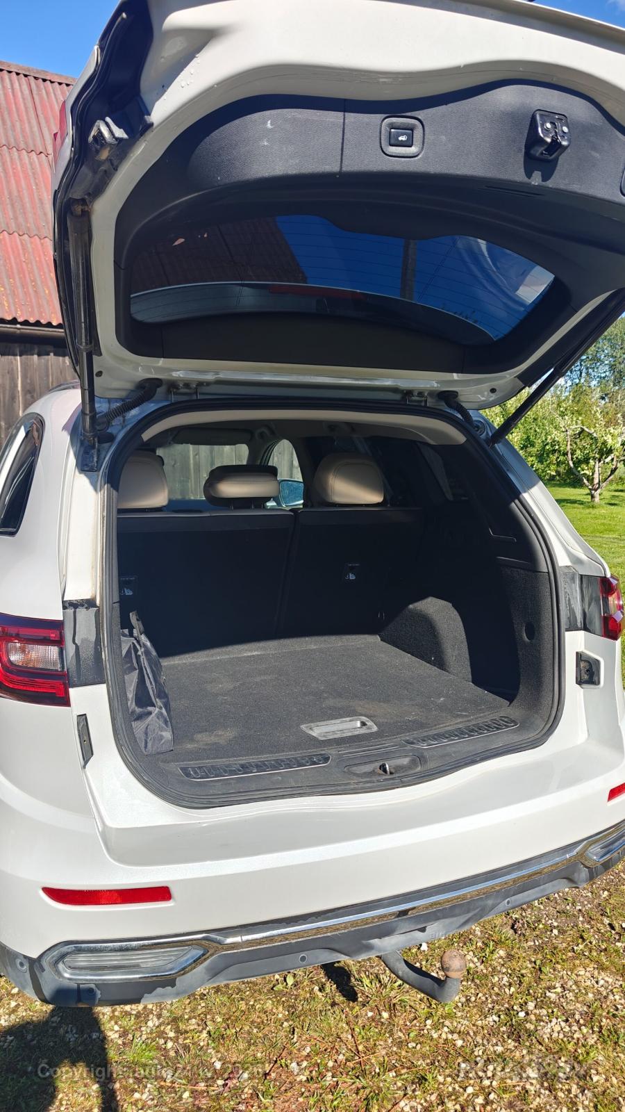 White Renault Koleos 2019 in Tallinn, with an engine capacity of 2.00 L and mileage of 155 thousand km for 15500 €, photo 5 on AUTOMOTO.COM.LV