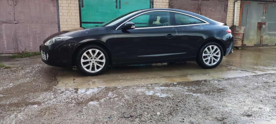 Black Renault Laguna 2009 in Siauliai, with an engine capacity of 2.00 L and mileage of 300 thousand km for 2450 €, photo 3 on AUTOMOTO.COM.LV