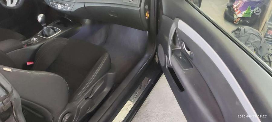 Black Renault Laguna 2009 in Siauliai, with an engine capacity of 2.00 L and mileage of 300 thousand km for 2450 €, photo 13 on AUTOMOTO.COM.LV