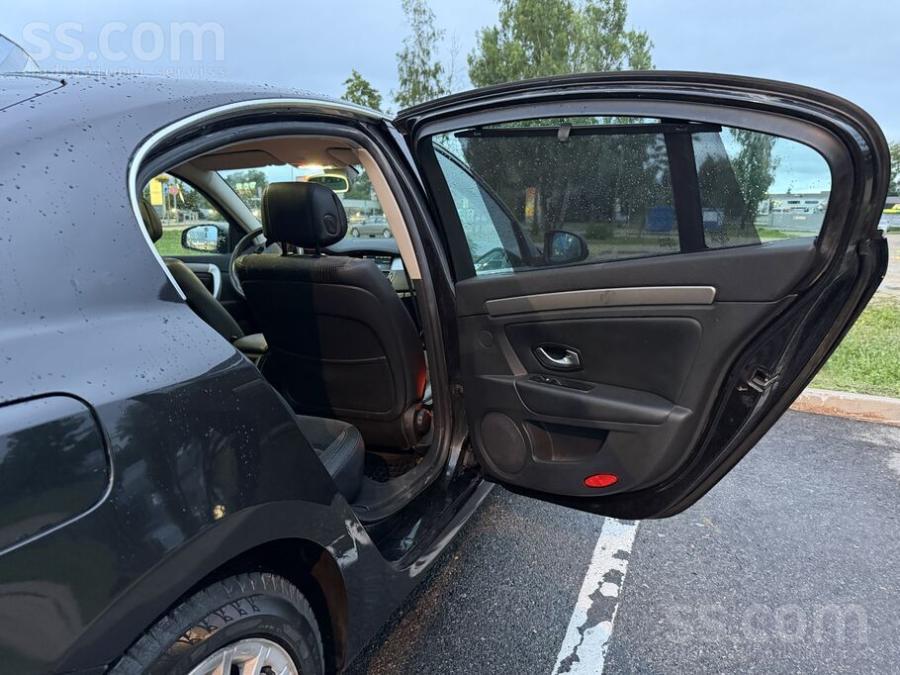 Black Renault Laguna 2007 in Riga, with an engine capacity of 2.00 L and mileage of 263 thousand km for 2000 €, photo 12 on AUTOMOTO.COM.LV