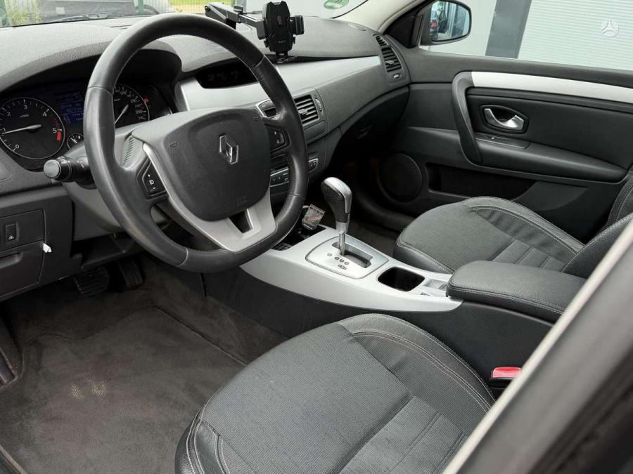 Melns Renault Laguna 2007 Viļņa, ar dzinēja tilpumu 2.00 L un nobraukumu 207 tūkst. km par 1750 €, foto 13 vietnē AUTOMOTO.COM.LV