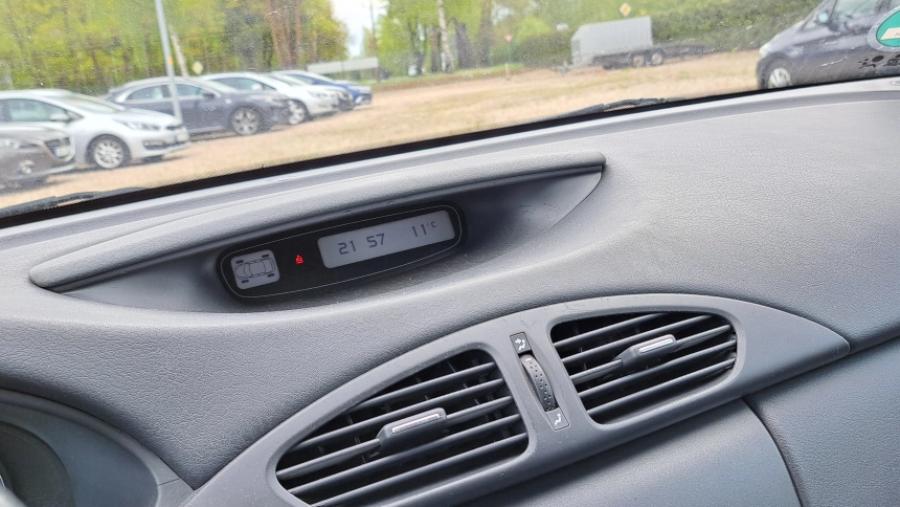 Melns Renault Laguna 2005 Rīga, ar dzinēja tilpumu 1.90 L un nobraukumu 251 tūkst. km par 1690 €, foto 41 vietnē AUTOMOTO.COM.LV