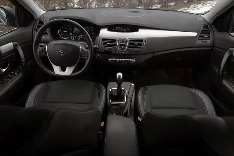 Black Renault Laguna 2008 in Jelgava, with an engine capacity of 1.50 L and mileage of 281 thousand km for 2900 €, photo 11 on AUTOMOTO.COM.LV