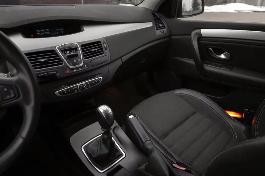Black Renault Laguna 2008 in Jelgava, with an engine capacity of 1.50 L and mileage of 281 thousand km for 2900 €, photo 13 on AUTOMOTO.COM.LV