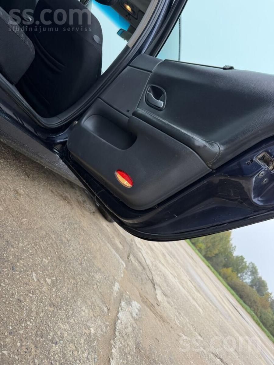 Zils Renault Laguna 2005 Rīga, ar dzinēja tilpumu 1.90 L un nobraukumu 385 tūkst. km par 1000 €, foto 9 vietnē AUTOMOTO.COM.LV