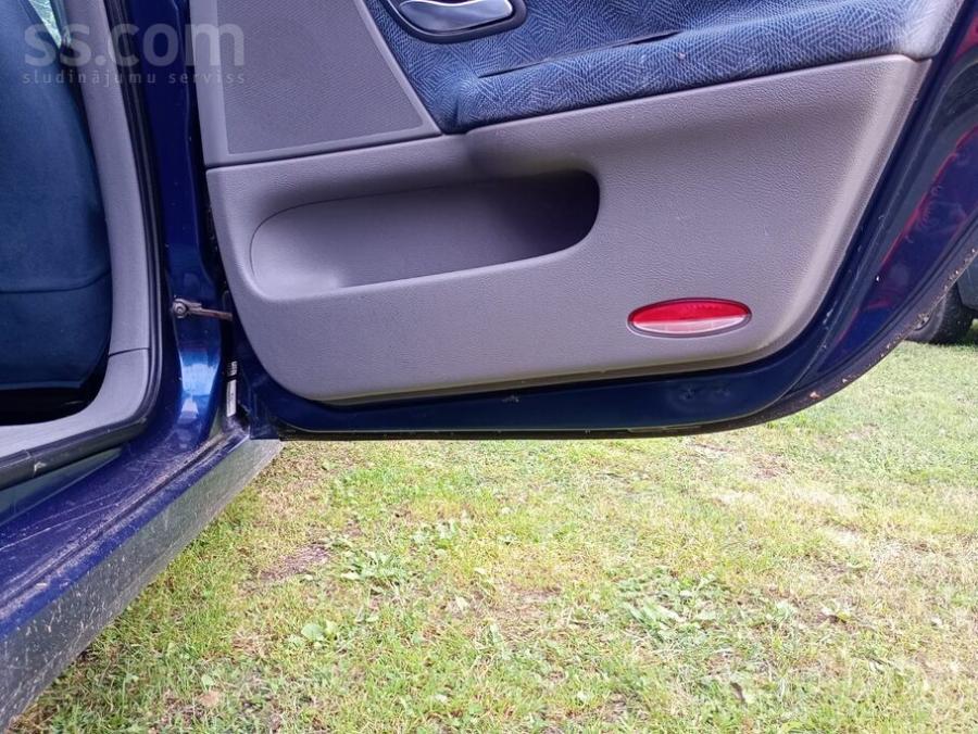 Blue Renault Laguna 2002 in Tukums, with an engine capacity of 1.80 L and mileage of 300 thousand km for 200 €, photo 15 on AUTOMOTO.COM.LV