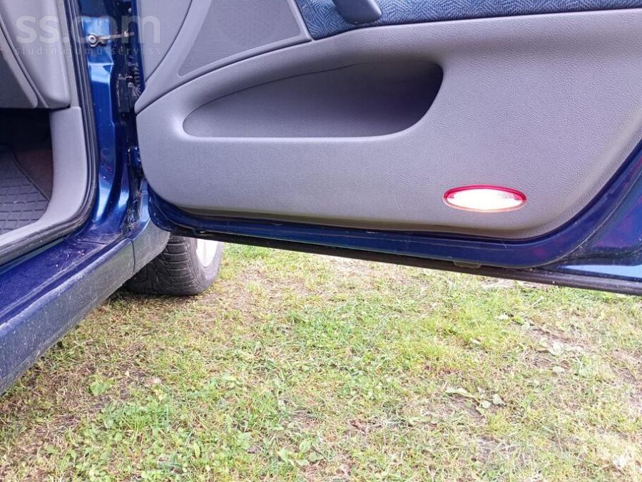 Blue Renault Laguna 2002 in Tukums, with an engine capacity of 1.80 L and mileage of 300 thousand km for 200 €, photo 19 on AUTOMOTO.COM.LV