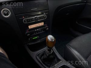 Green Renault Laguna 2006 in Ogre, with an engine capacity of 1.90 L and mileage of 315 thousand km for 1350 €, photo 8 on AUTOMOTO.COM.LV