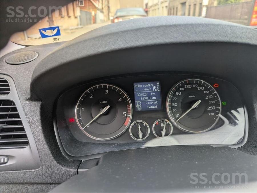 Green Renault Laguna 2008 in Riga, with an engine capacity of 2.00 L and mileage of 308 thousand km for 2600 €, photo 5 on AUTOMOTO.COM.LV