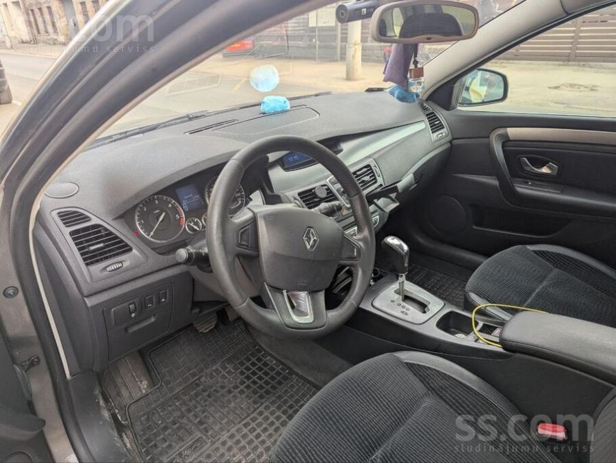 Green Renault Laguna 2008 in Riga, with an engine capacity of 2.00 L and mileage of 308 thousand km for 2600 €, photo 7 on AUTOMOTO.COM.LV
