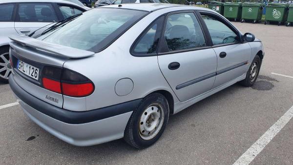 Grey Renault Laguna 1996 in Kaunas, with an engine capacity of 1.79 L and mileage of 169 thousand km for 1100 €, photo 4 on AUTOMOTO.COM.LV