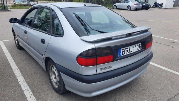 Grey Renault Laguna 1996 in Kaunas, with an engine capacity of 1.79 L and mileage of 169 thousand km for 1100 €, photo 6 on AUTOMOTO.COM.LV